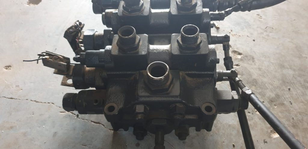 Hydraulic Directional Control Valve Bank – Dirtworx
