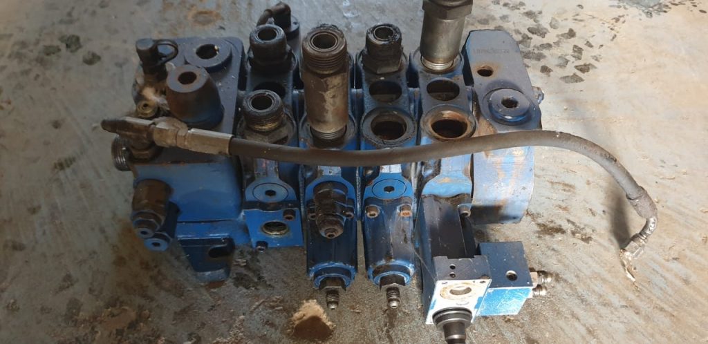 Hydraulic Directional Control Valve Bank – Dirtworx