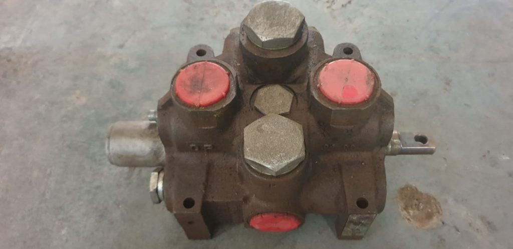Hydraulic Directional Control Valve Bank – Dirtworx